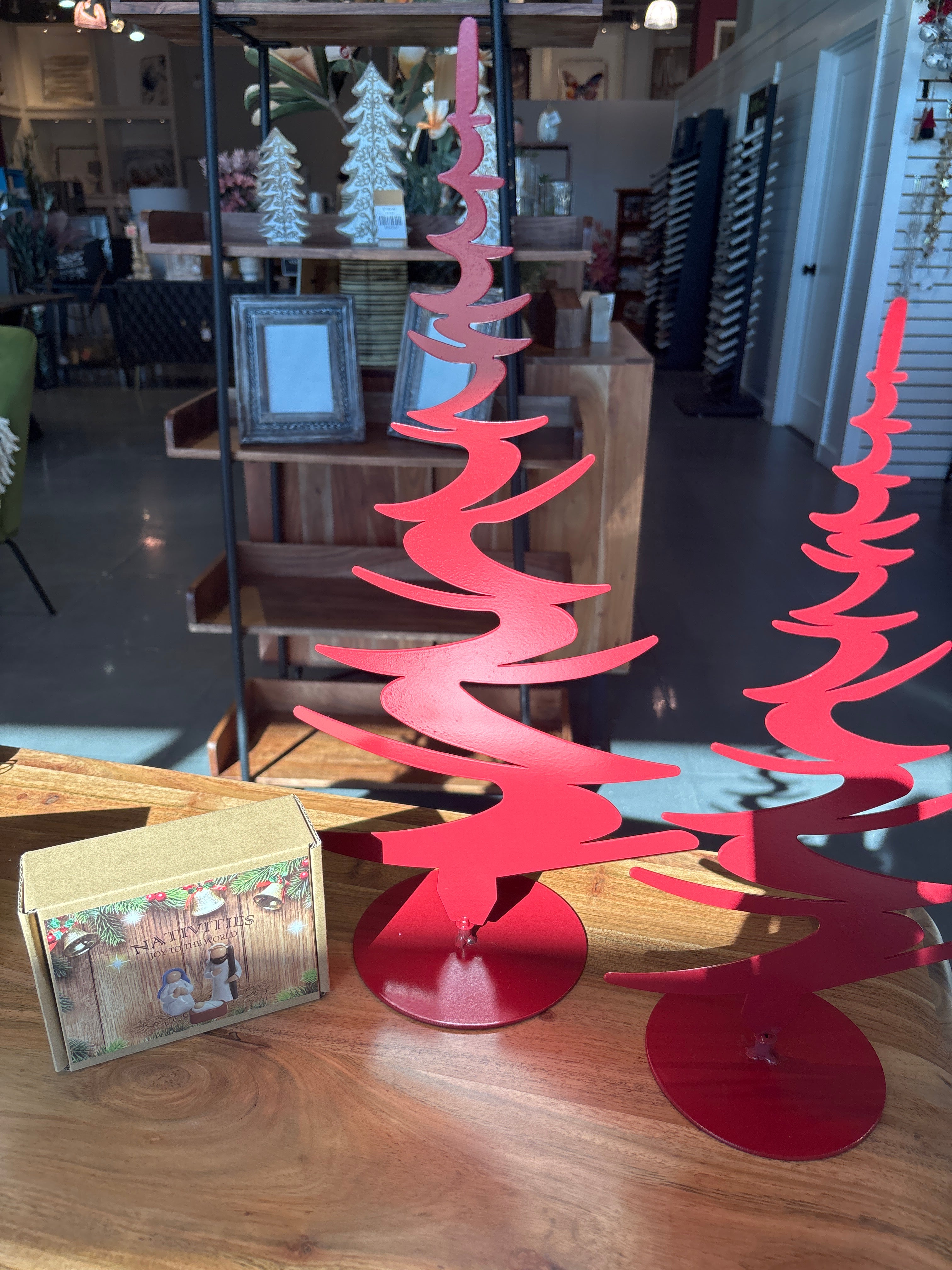 Lrg Red Metal Tree – Wicker Emporium